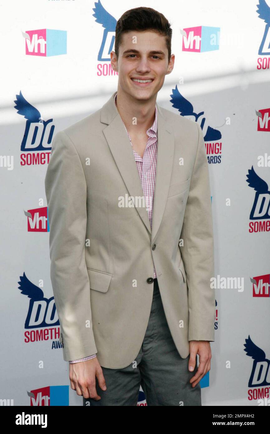 Ken Baumann arrives at Hollywood Palladium for the 2010 VH1 Do ...