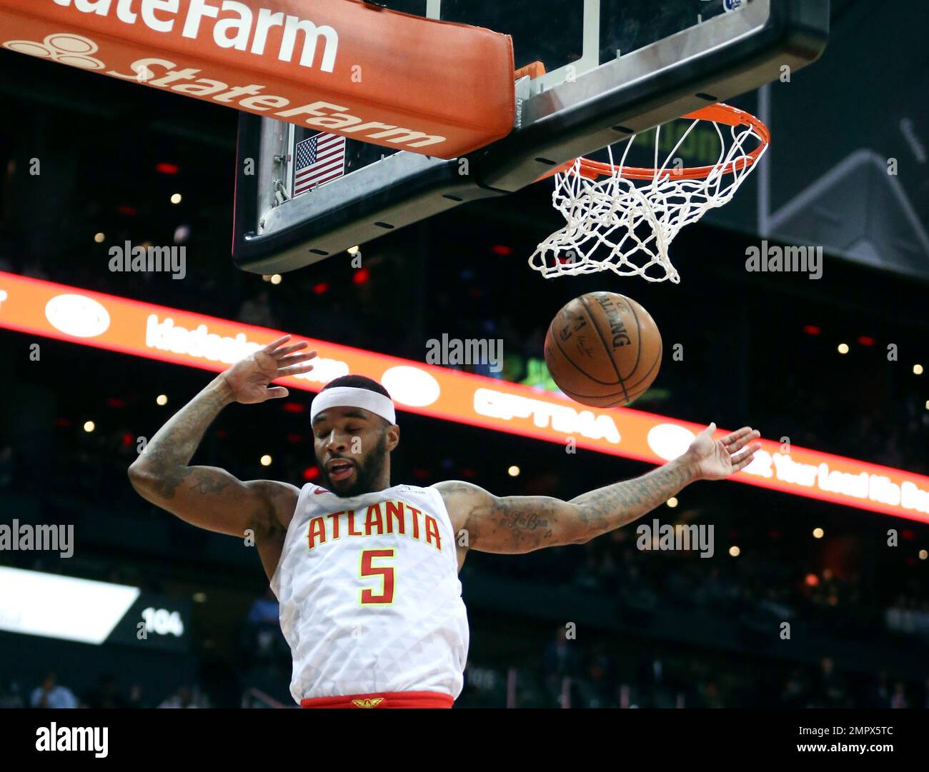 Atlanta Hawks guard Malcolm Delaney (5) scores against the Sacramento ...