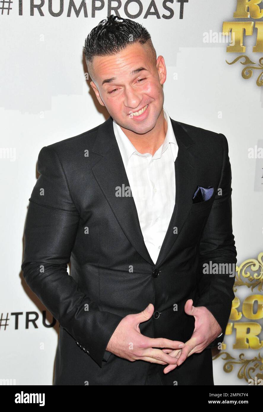 Mike 'The Situation' Sorrentino poses on the gold carpet at Comedy ...