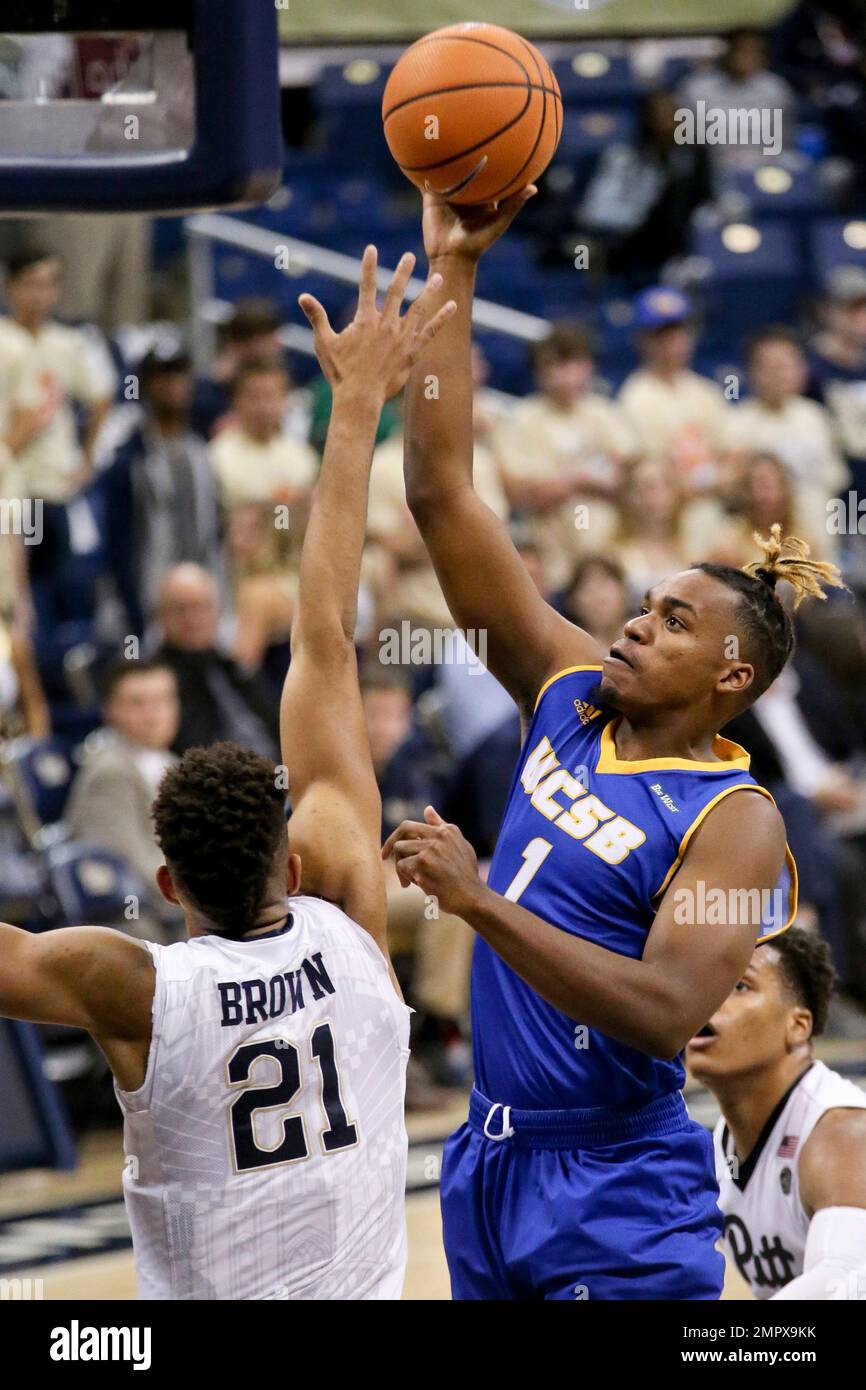 UC Santa Barbara's Leland King II (1) shoots over Pittsburgh's Terrell ...