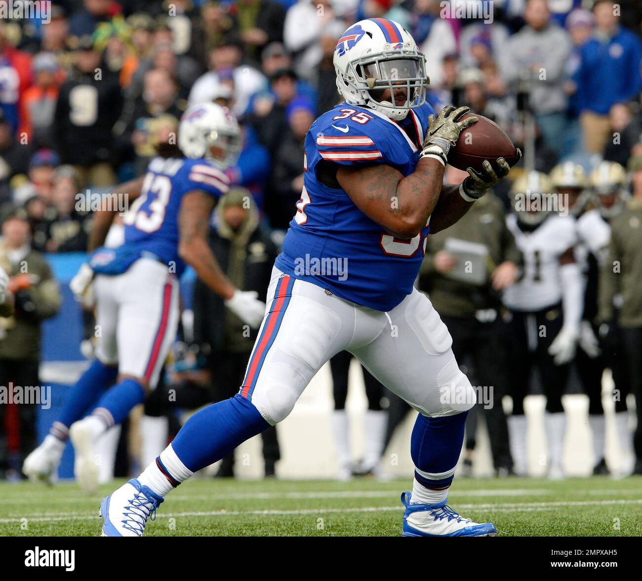 Buffalo Bills fullback Mike Tolbert (35) makes a catch during the first ...
