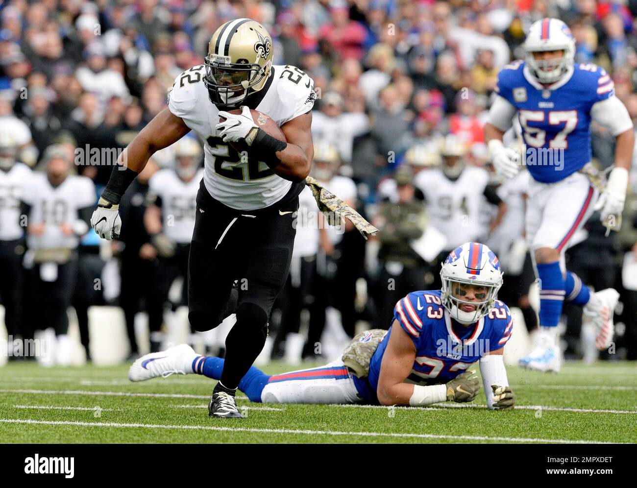 New Orleans Saints running back Mark Ingram II (22) runs with the ball ...
