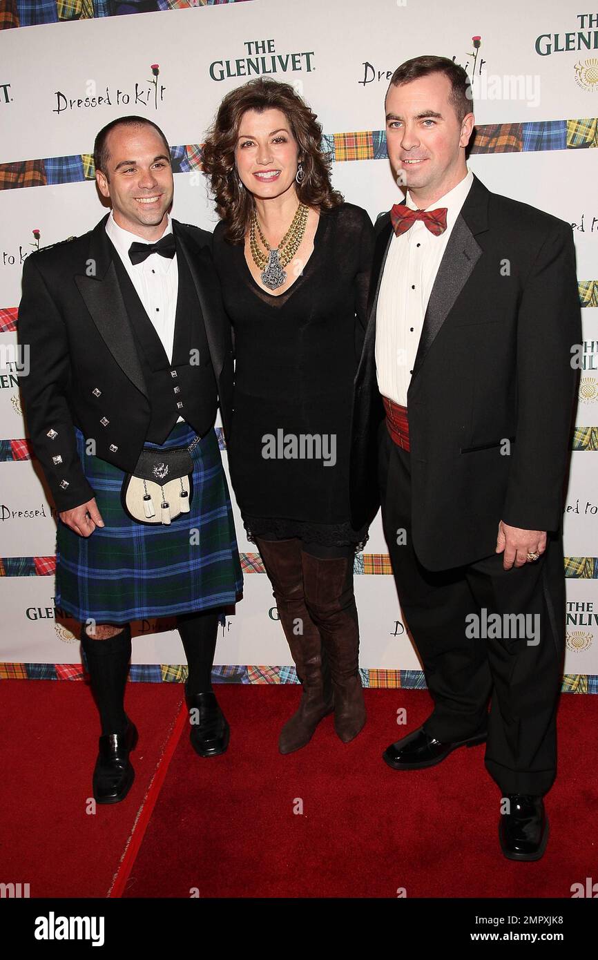 (L-R) Brian Jones, singer Amy Grant and Carl Blake pose for ...