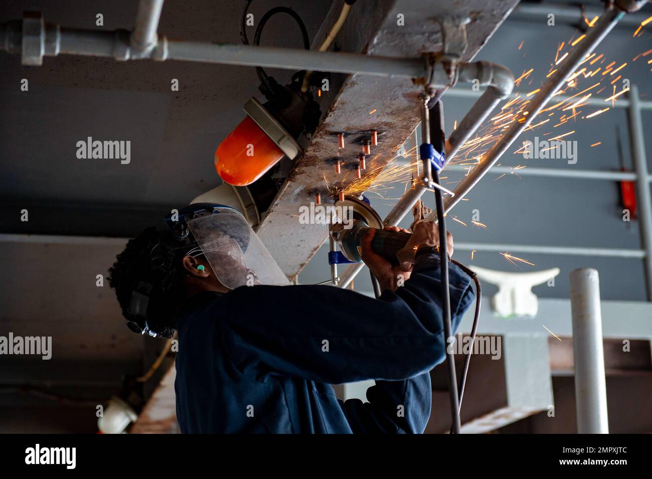 221121-N-IW069-1098 SAN DIEGO (Nov. 21, 2022) Hull Technician 3rd Class ...