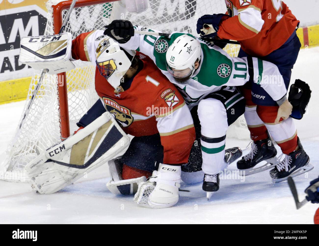 Dallas Stars' Martin Hanzal (10) collides with Florida Panthers goalie ...