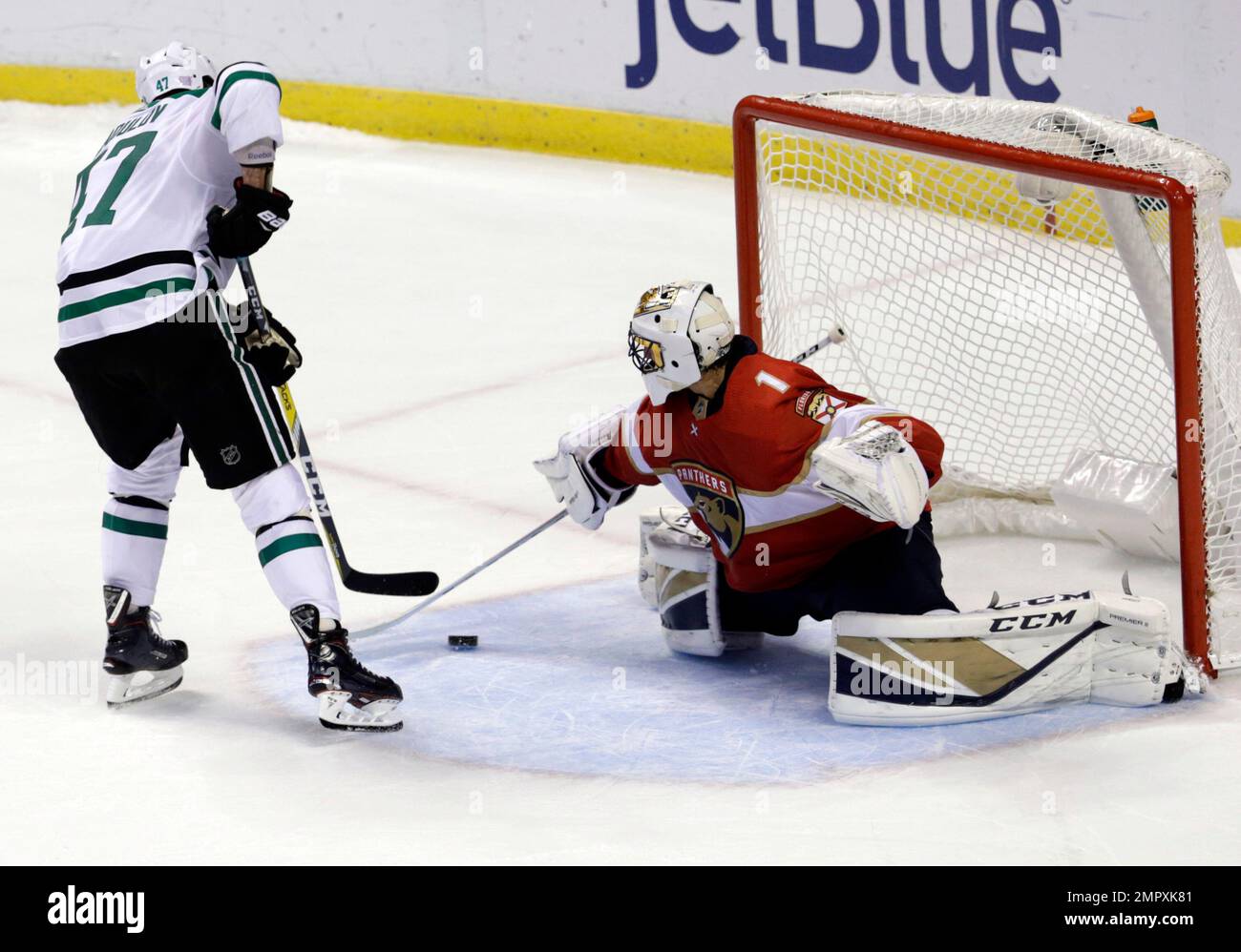 Florida Panthers goalie Roberto Luongo (1) stops a shot by Dallas Stars ...