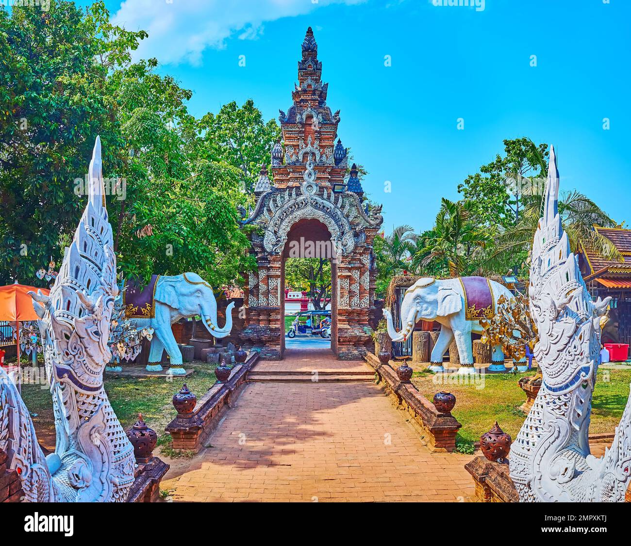 Elephant statues garden ornament hi-res stock photography and images ...