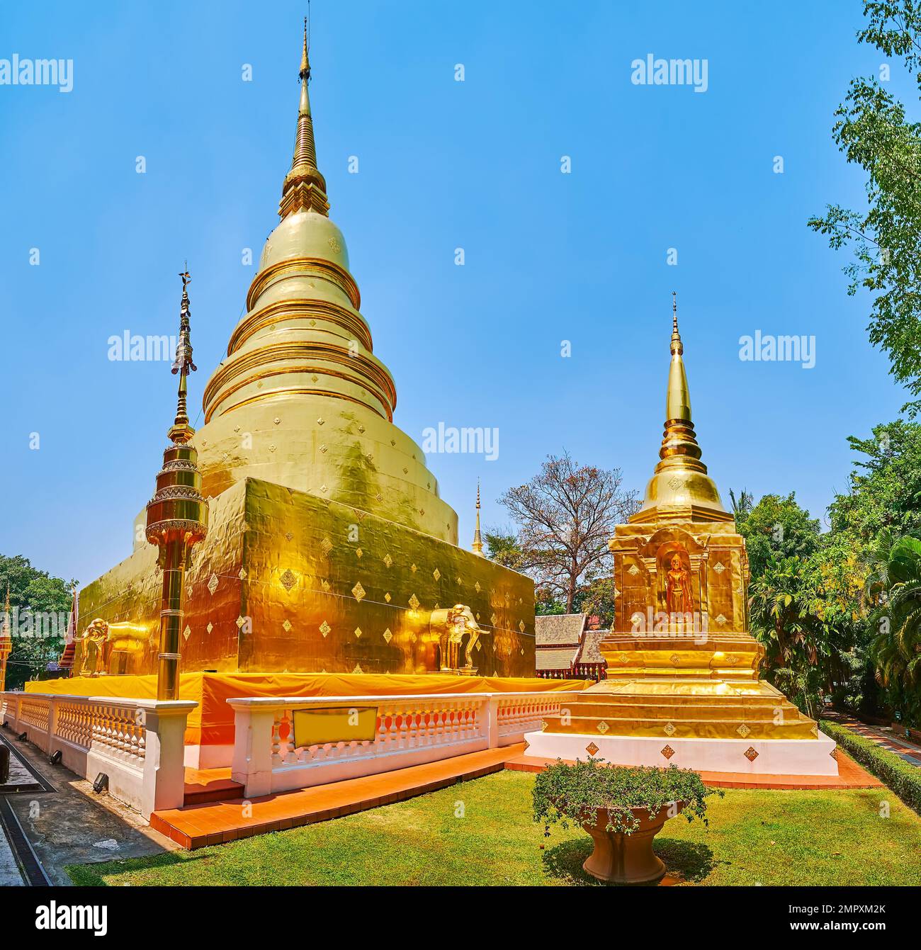 The chedis of Wat Phra Singh - Phra That Luang Chedi and the smaller ...