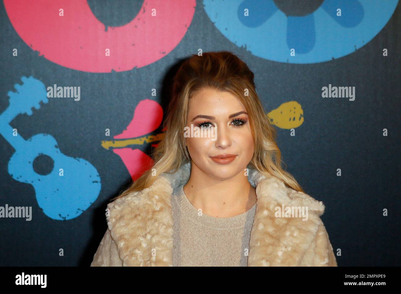 EnjoyPhoenix poses at the premiere of Disney Pixar's 'Coco' at Le Grand ...