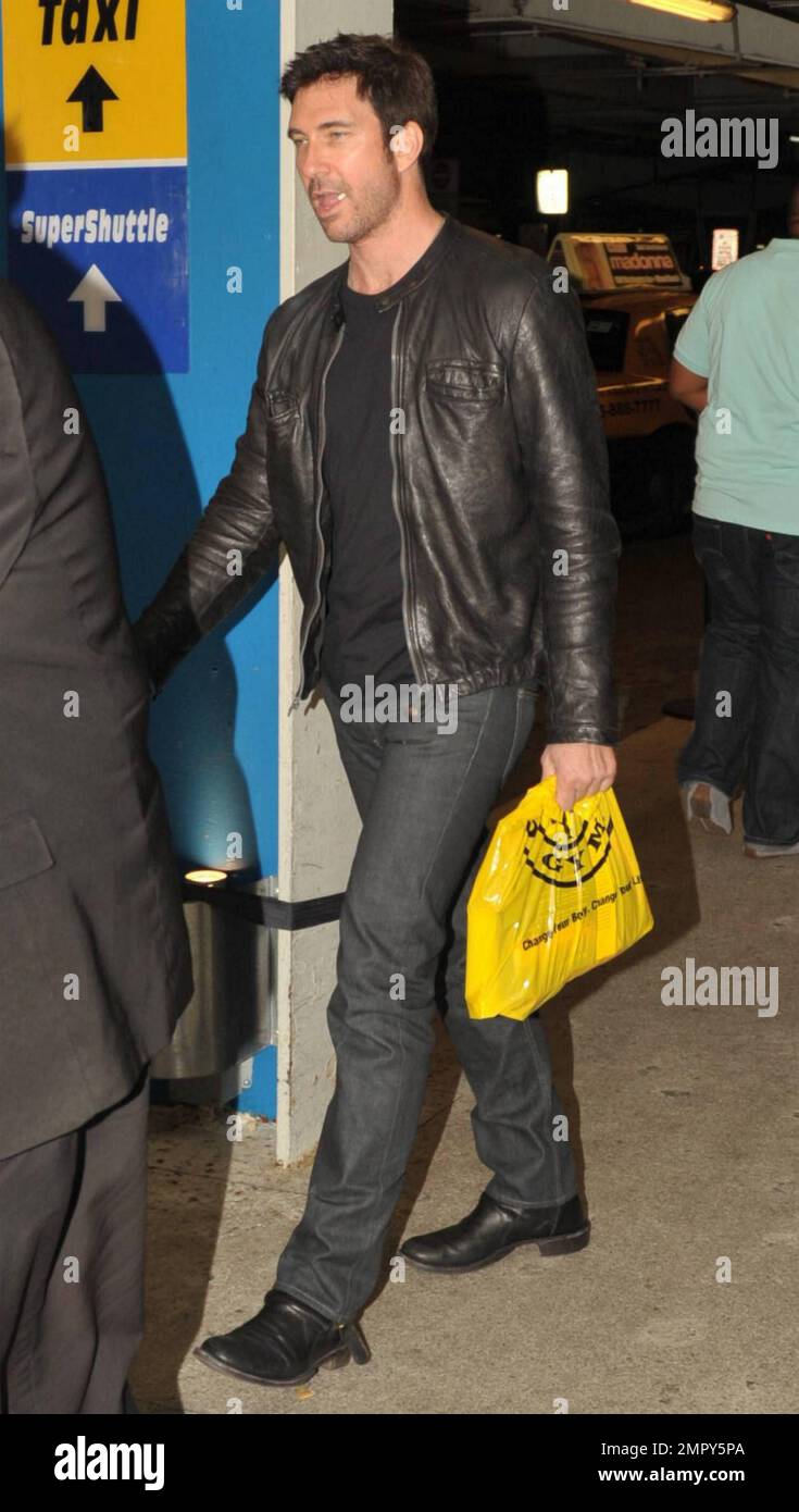 EXCLUSIVE!! Actor Dylan McDermott arrives at MIA and politely waves to ...