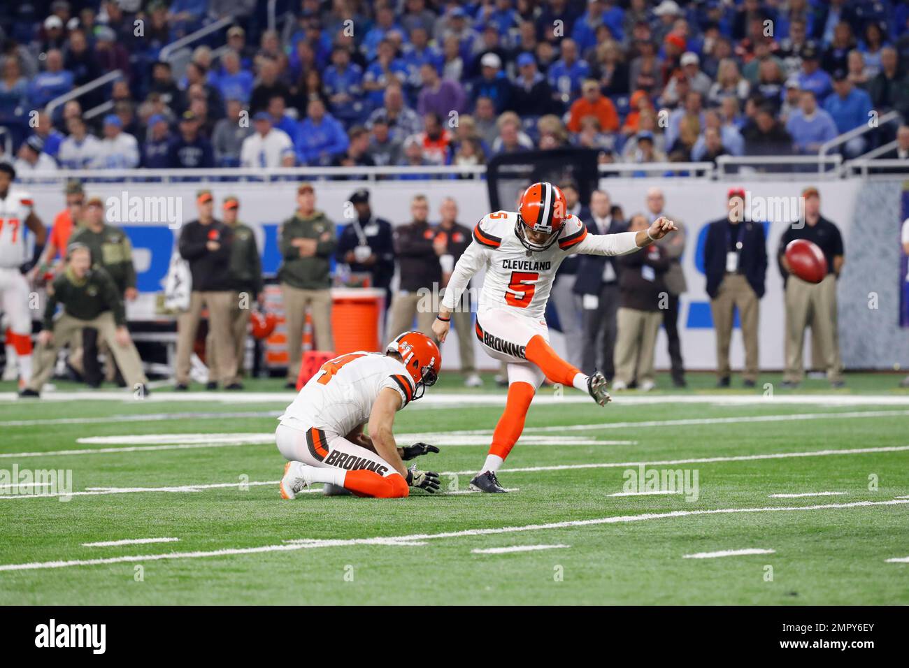 Cleveland Browns kicker Zane Gonzalez (5) kicks a field goal against ...
