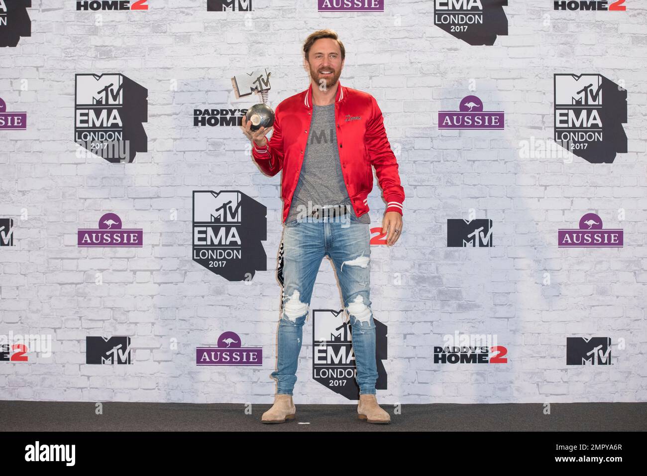 Musician David Guetta pose with his Best Electronic award for ...