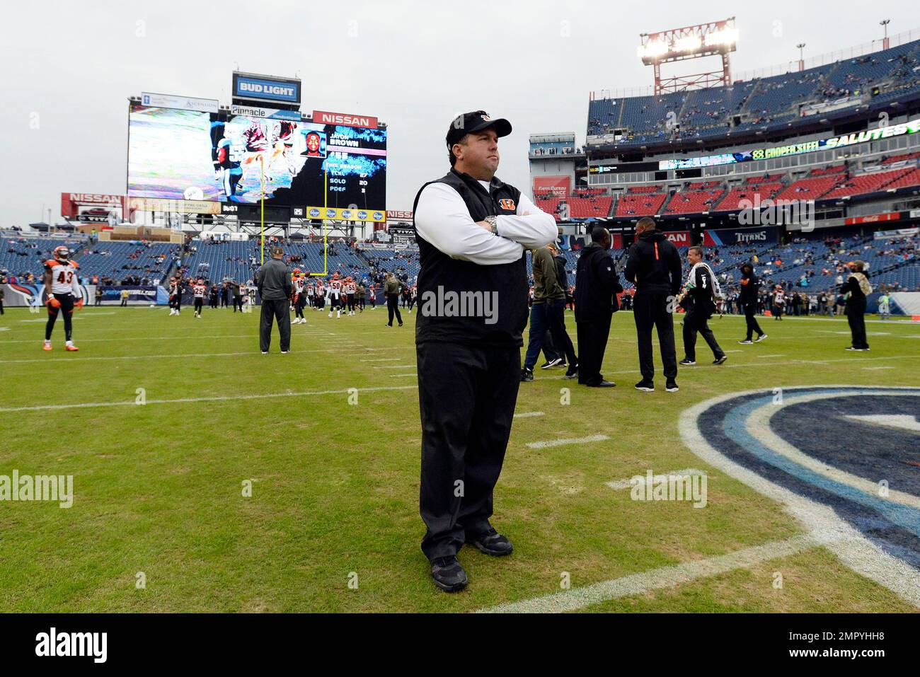 Cincinnati Bengals defensive coordinator Paul Guenther watches players ...