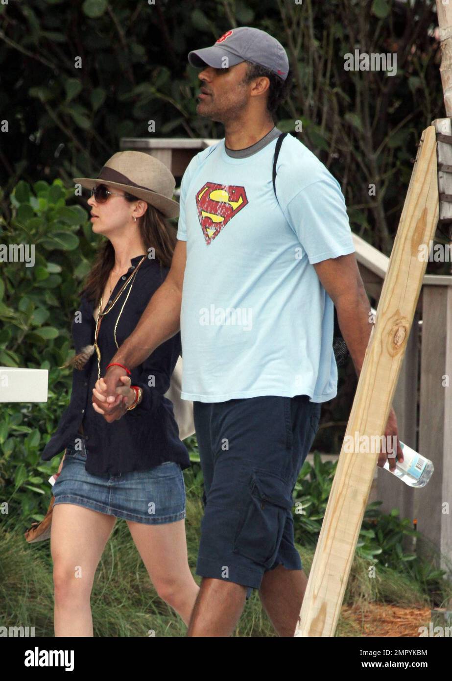 Eliza Dushku relaxes beachside with her boyfriend, former NBA player ...