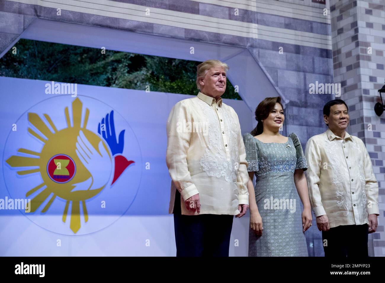 President Donald Trump poses for photographers with Philippines ...