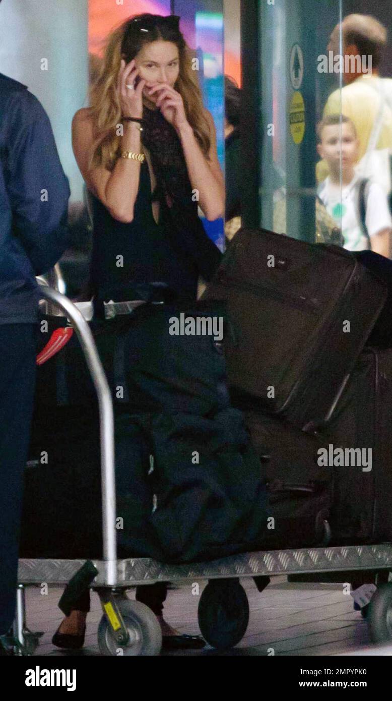 EXCLUSIVE!! Supermodel Elle Macpherson, aka The Body, shows off her ...