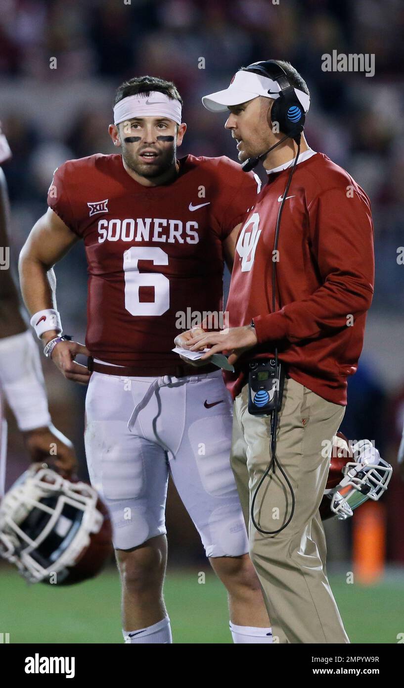 Oklahoma head coach Lincoln Riley, right, talks with quarterback Baker Mayfield (6) in the first ...