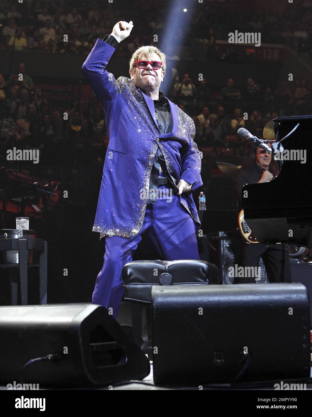 Elton john red glasses hi-res stock photography and images - Alamy