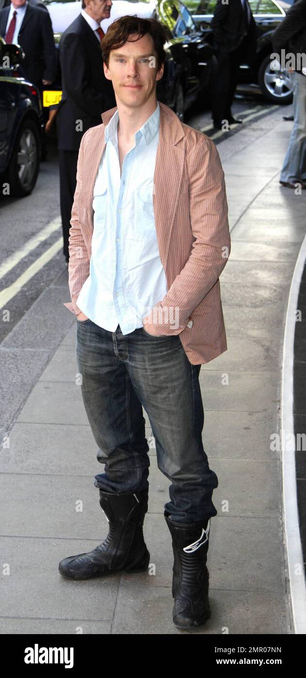 Benedict Cumberbatch poses for the camera at the English National ...