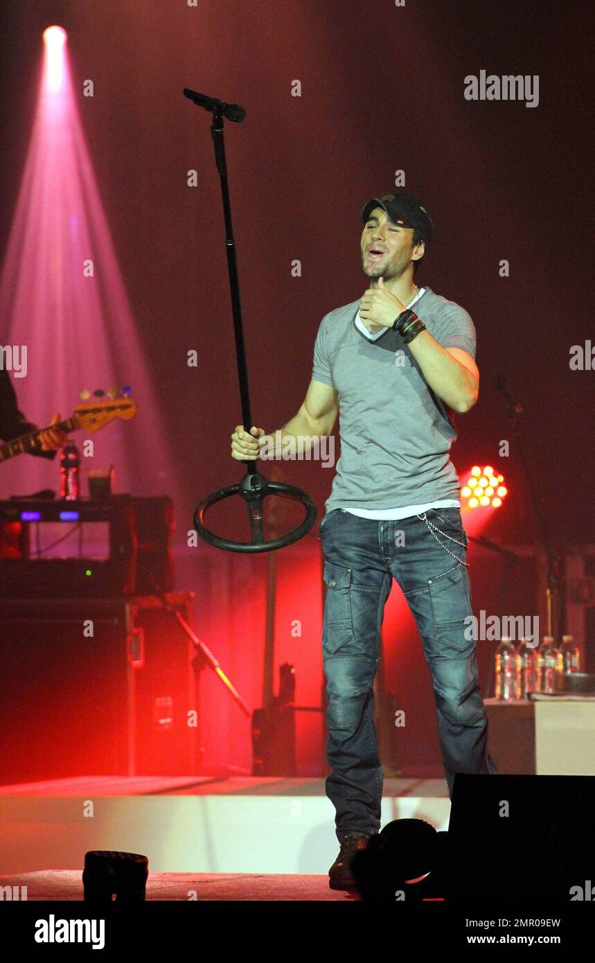 Enrique Iglesias Singing Live