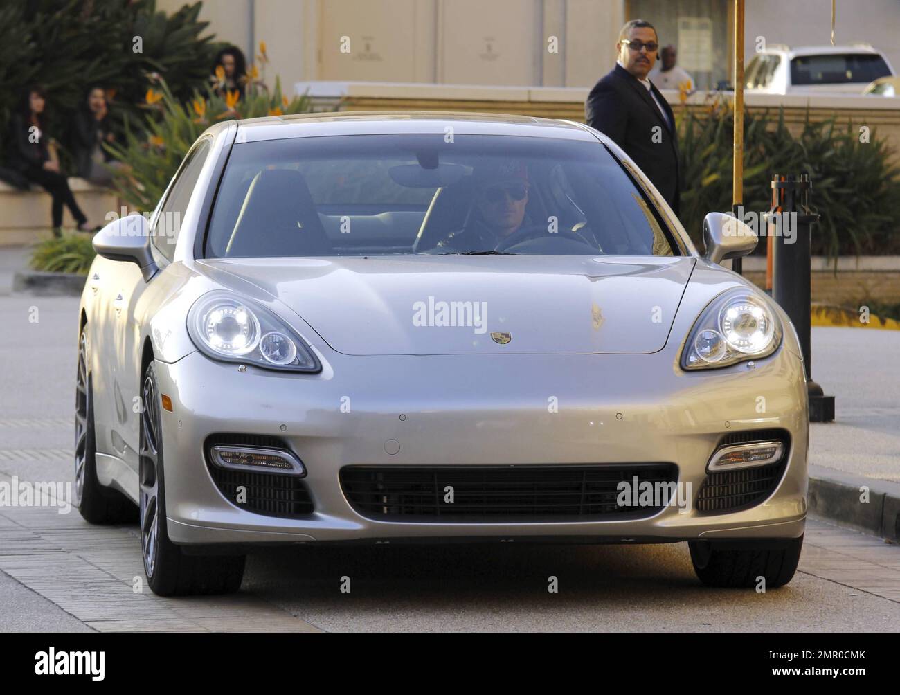 Hunky actor and "Grey's Anatomy" star Eric Dane smokes a cigarette ...