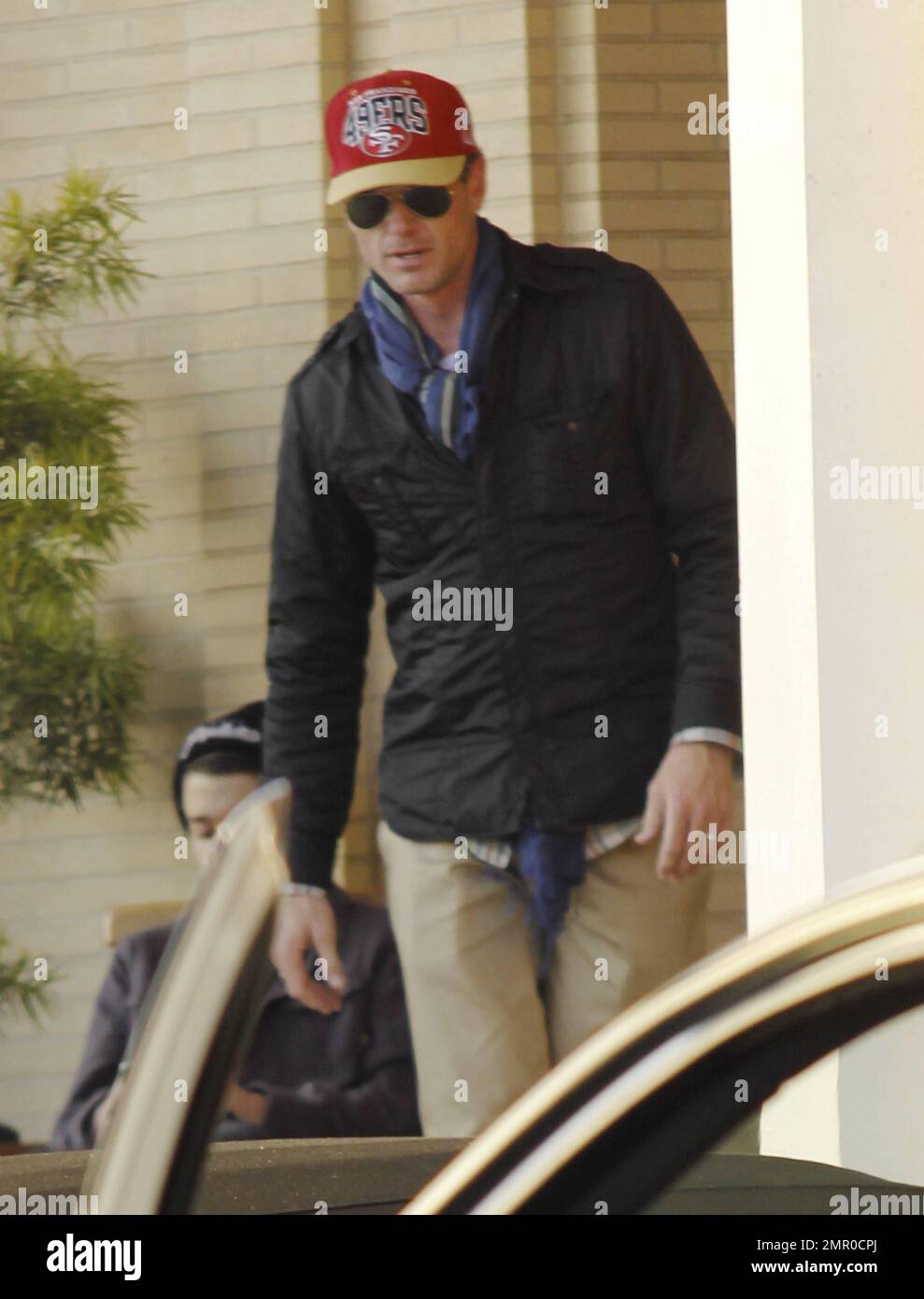 Hunky actor and "Grey's Anatomy" star Eric Dane smokes a cigarette ...