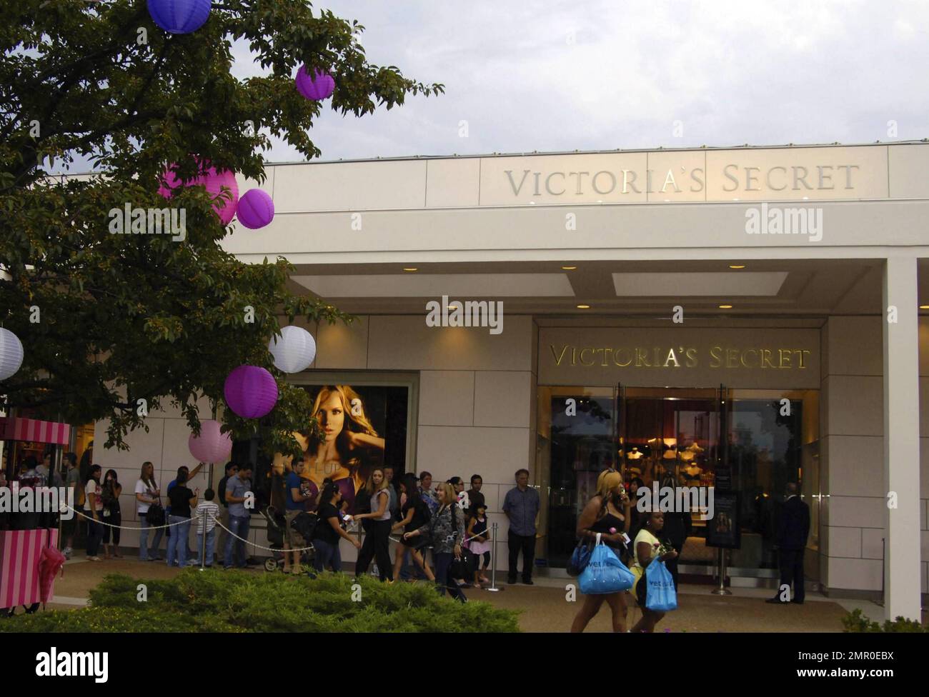 VictoriaÕs Secret Angel and Chicago native Erin Heatherton signs ...