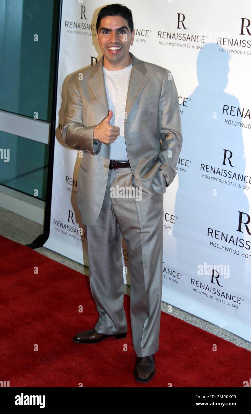 Piolin arrives on the red carpet at Emilio Estefan's Book Release ...