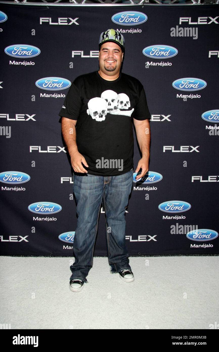 Chuy arrives at Estilo, Vida, Vision y Pasion Gala to preview and test ...