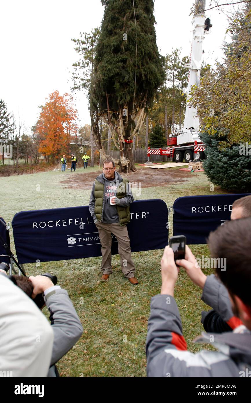 Jason Perrin, center, of State College, Pa., poses for pictures in ...