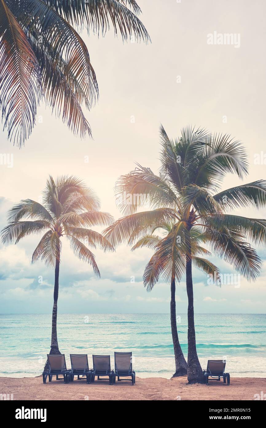 Vintage beach scene sun hi-res stock photography and images - Alamy