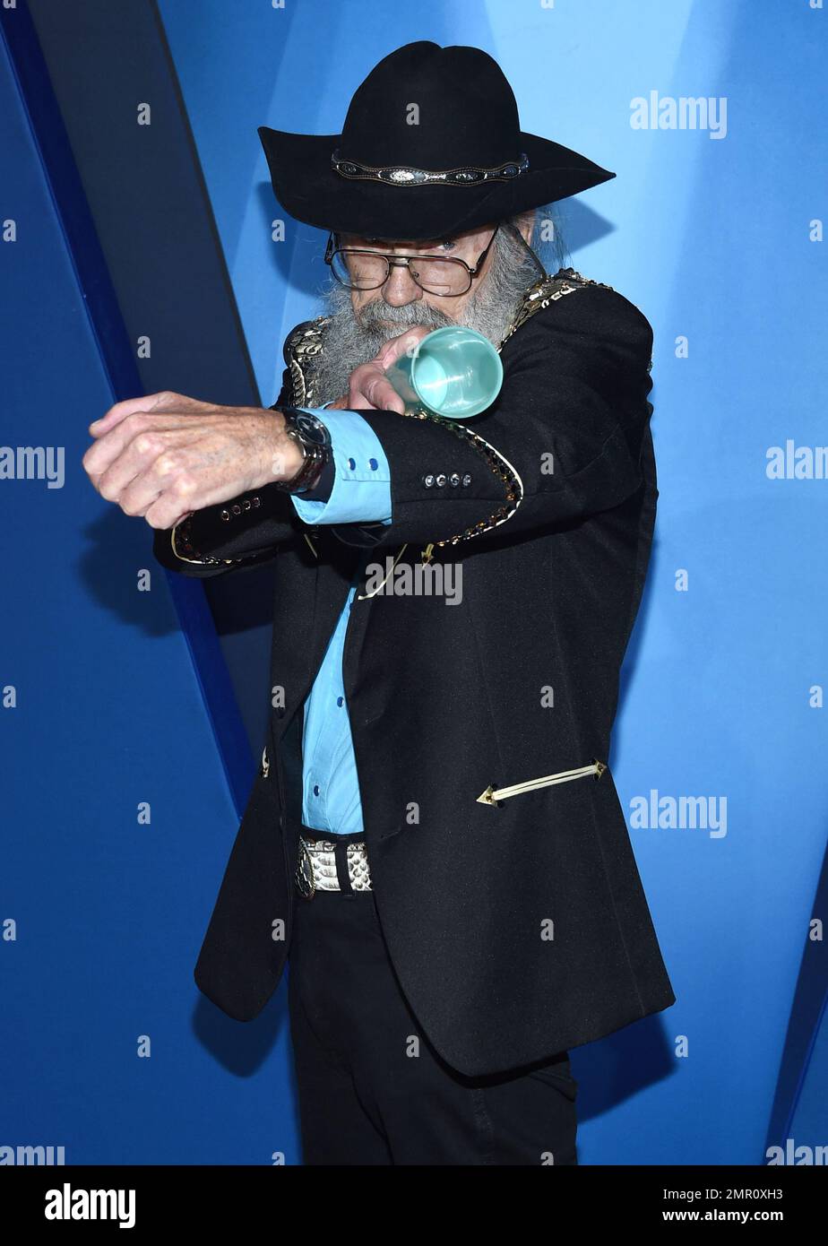 Si Robertson, from "Duck Dynasty," arrives at the 51st annual CMA ...
