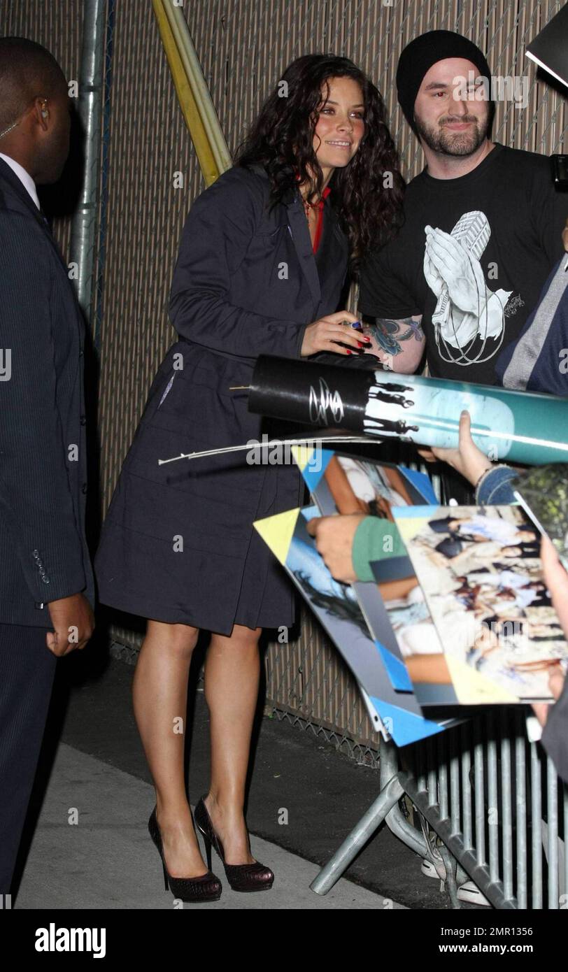 Evangeline Lilly signs autographs and poses for photos with fans ...