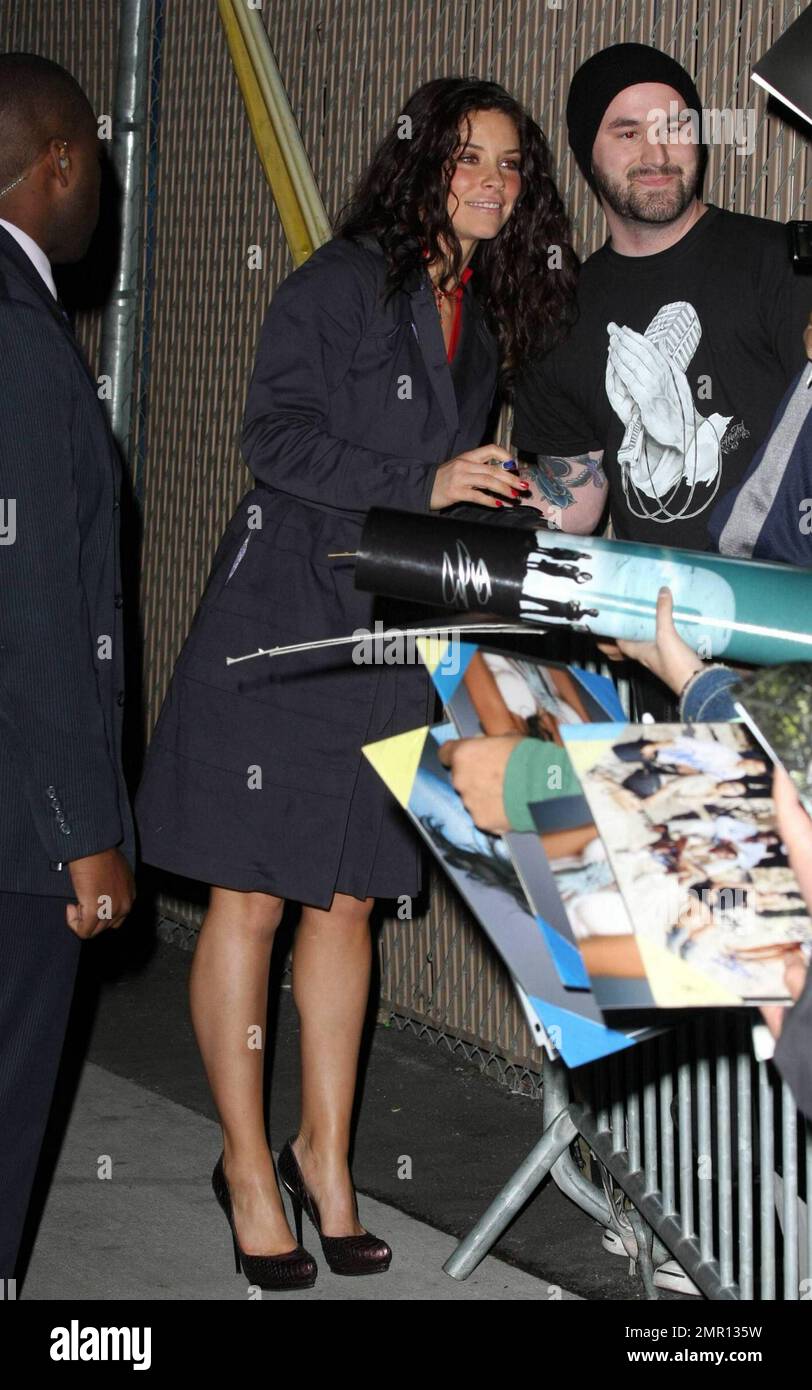 Evangeline Lilly signs autographs and poses for photos with fans ...