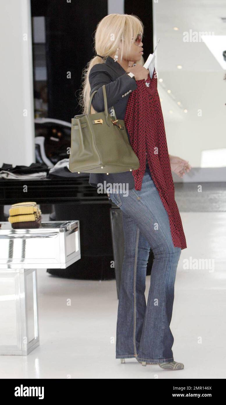Eve shops on Robertson Blvd in Los Angeles, Ca. 11/2/06 Stock Photo - Alamy