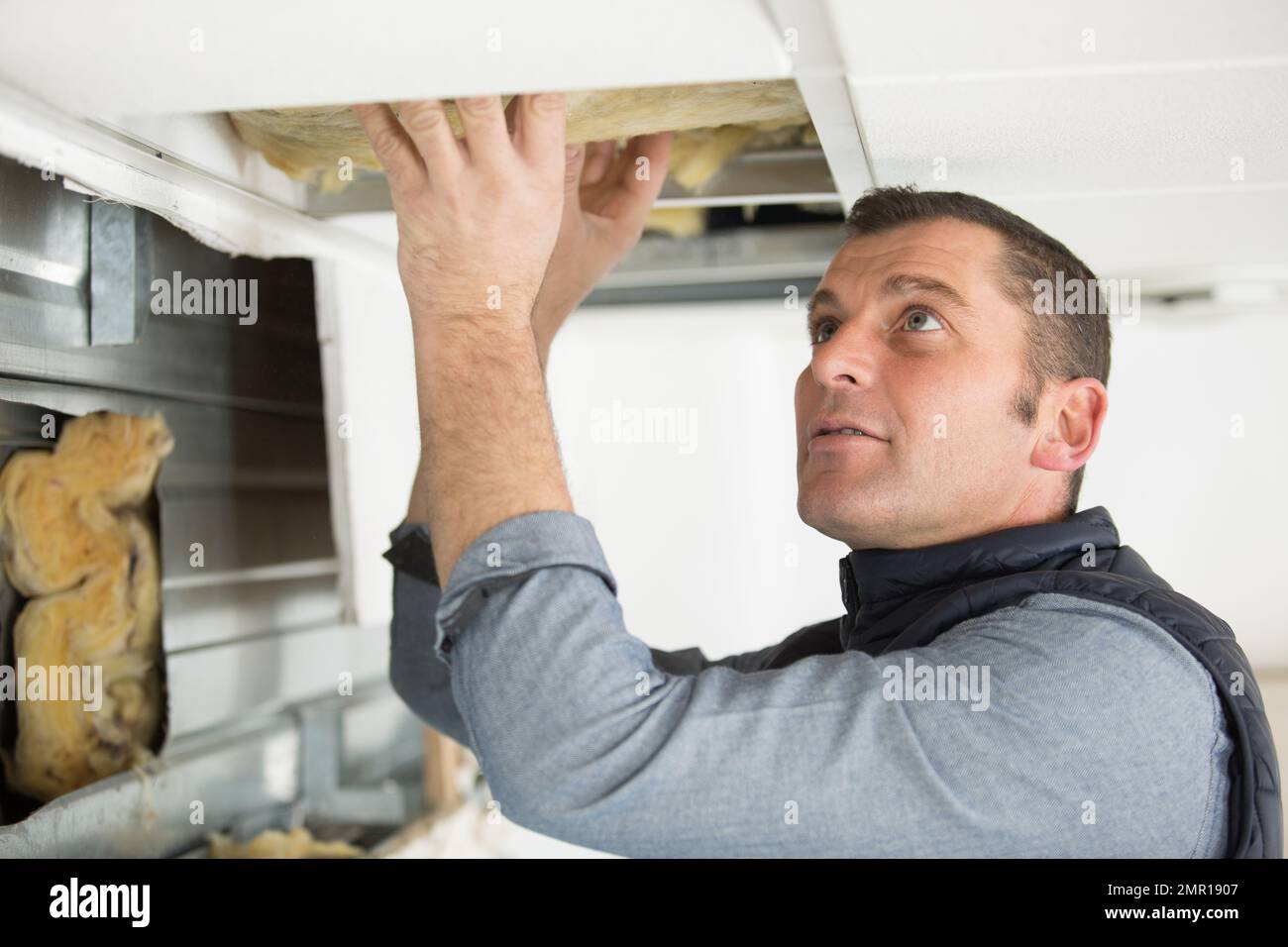 Worker packing up equipment hi-res stock photography and images - Alamy