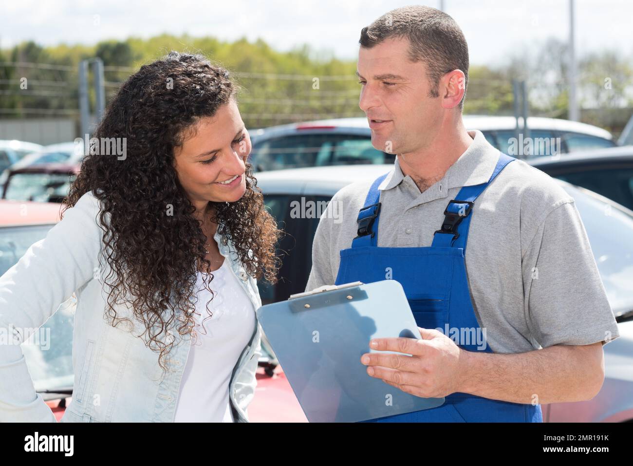 the mechanic talking to customer Stock Photo - Alamy