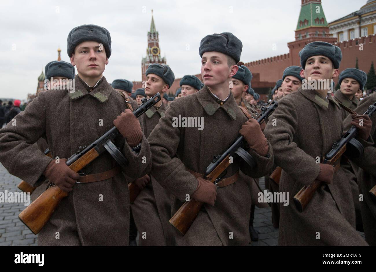 Russian soldiers dressed in Red Army World War II uniforms arrive for ...