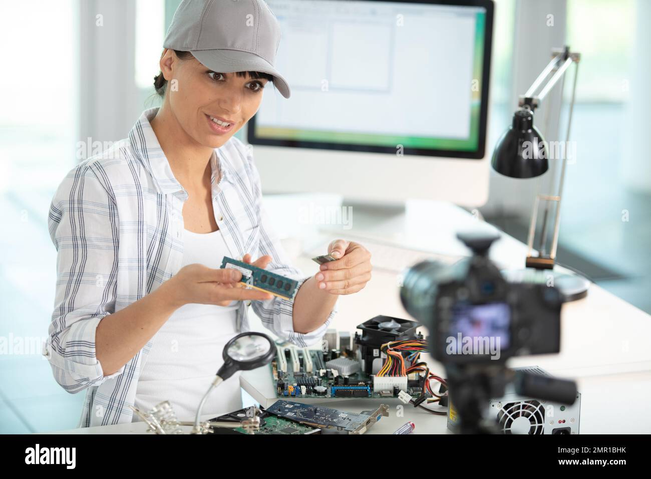 Filming with slr hi-res stock photography and images - Alamy