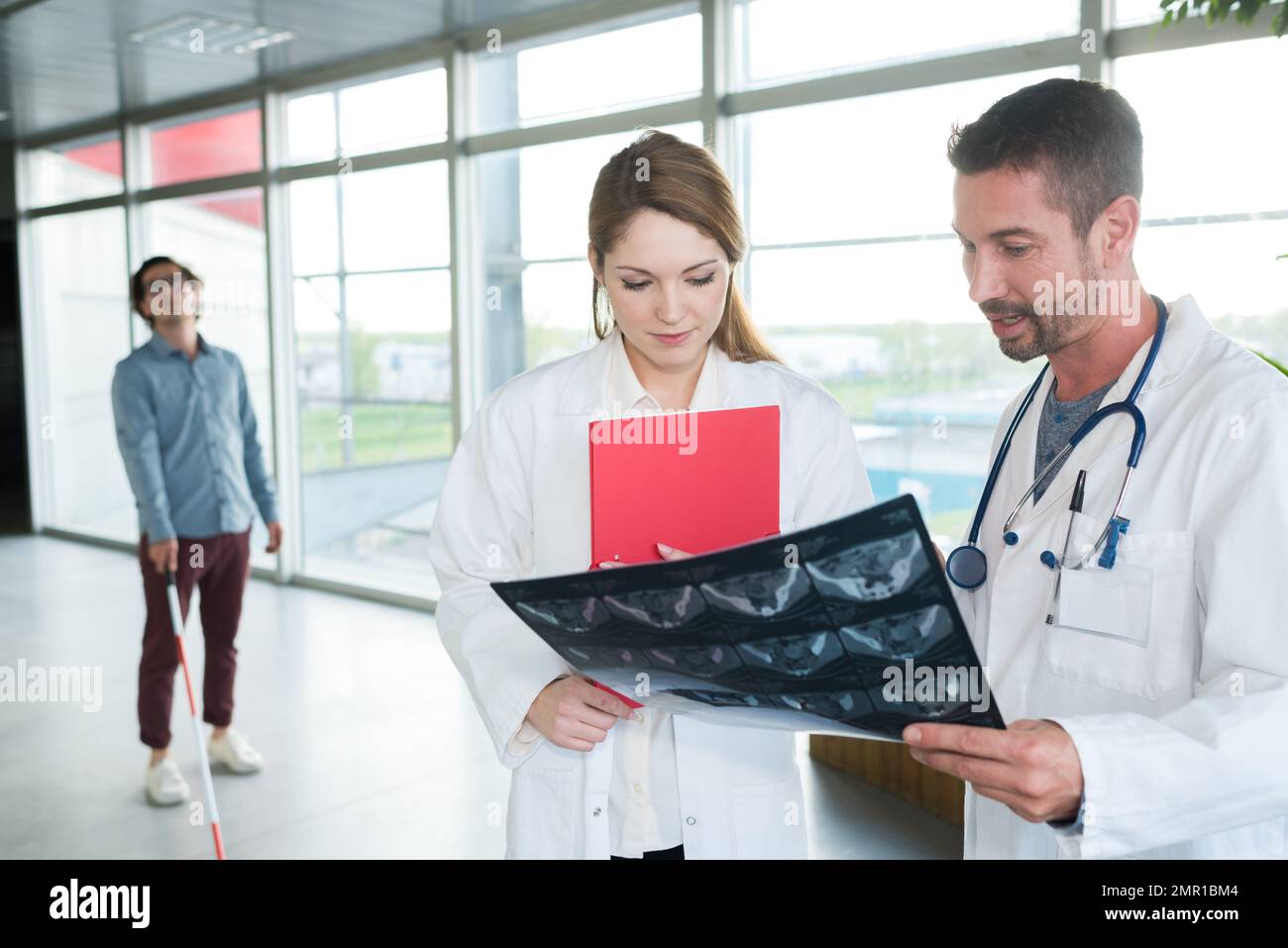 doctor man and woman are reading x-ray film Stock Photo - Alamy
