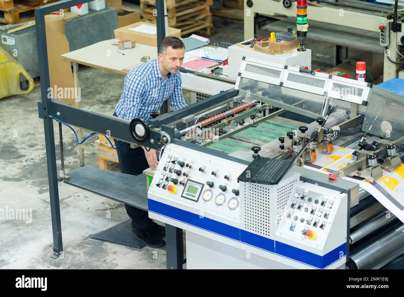 Man working in printing hi-res stock photography and images - Alamy