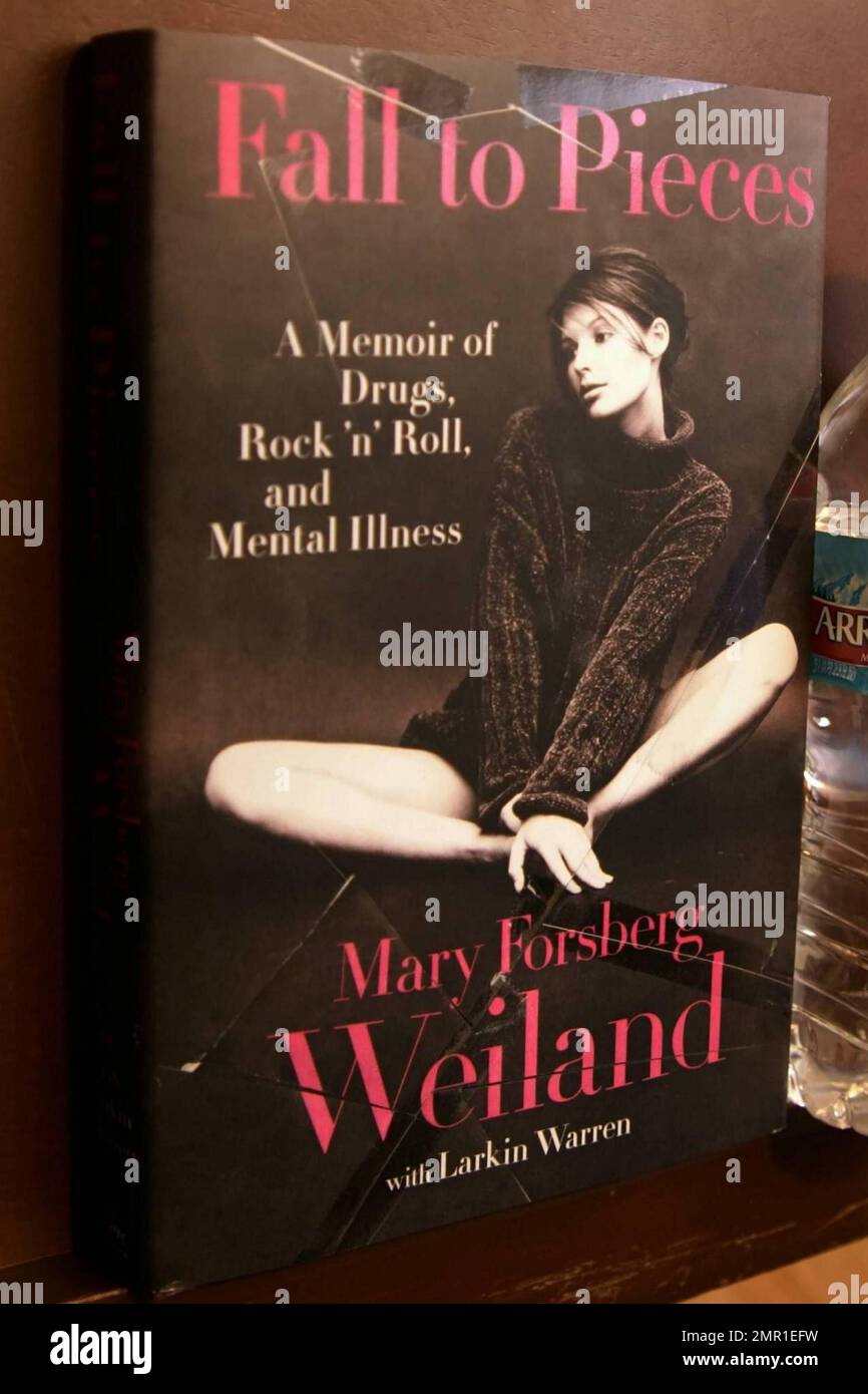 Mary Forsberg Weiland wife of renegade musician Scott Weiland signs ...