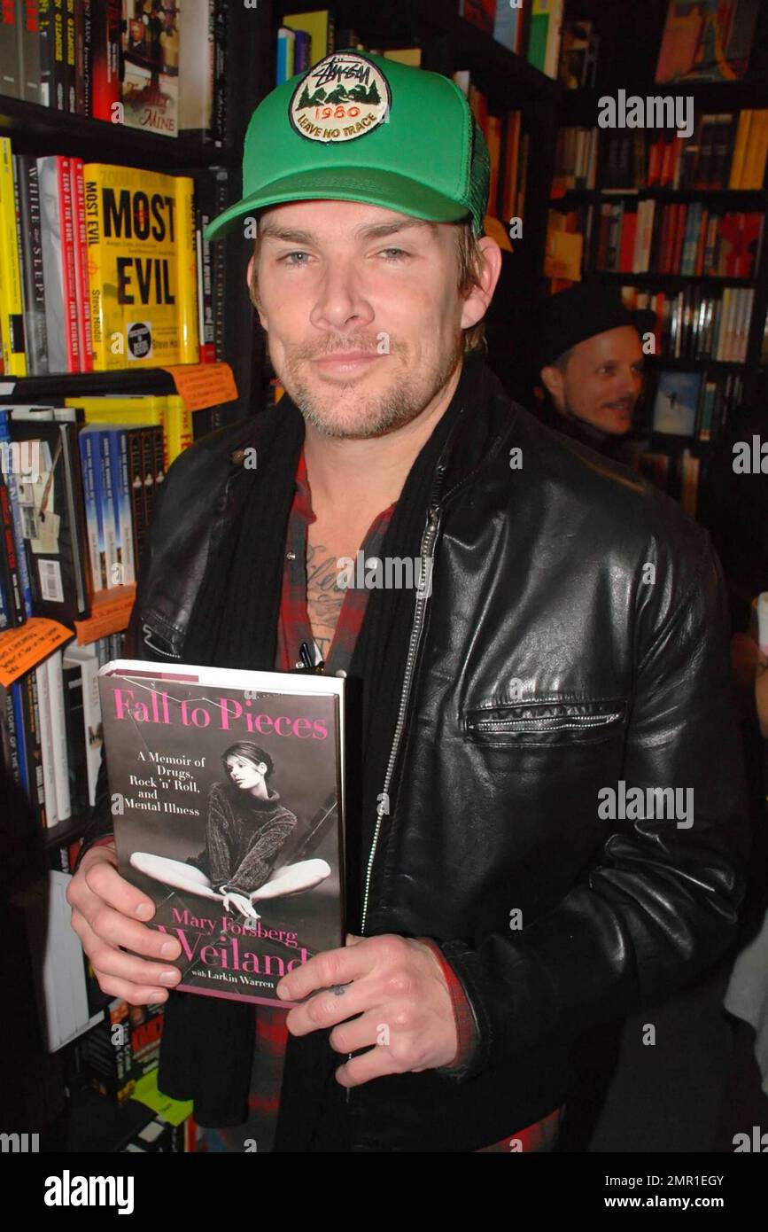 Mary Forsberg Weiland wife of renegade musician Scott Weiland signs ...