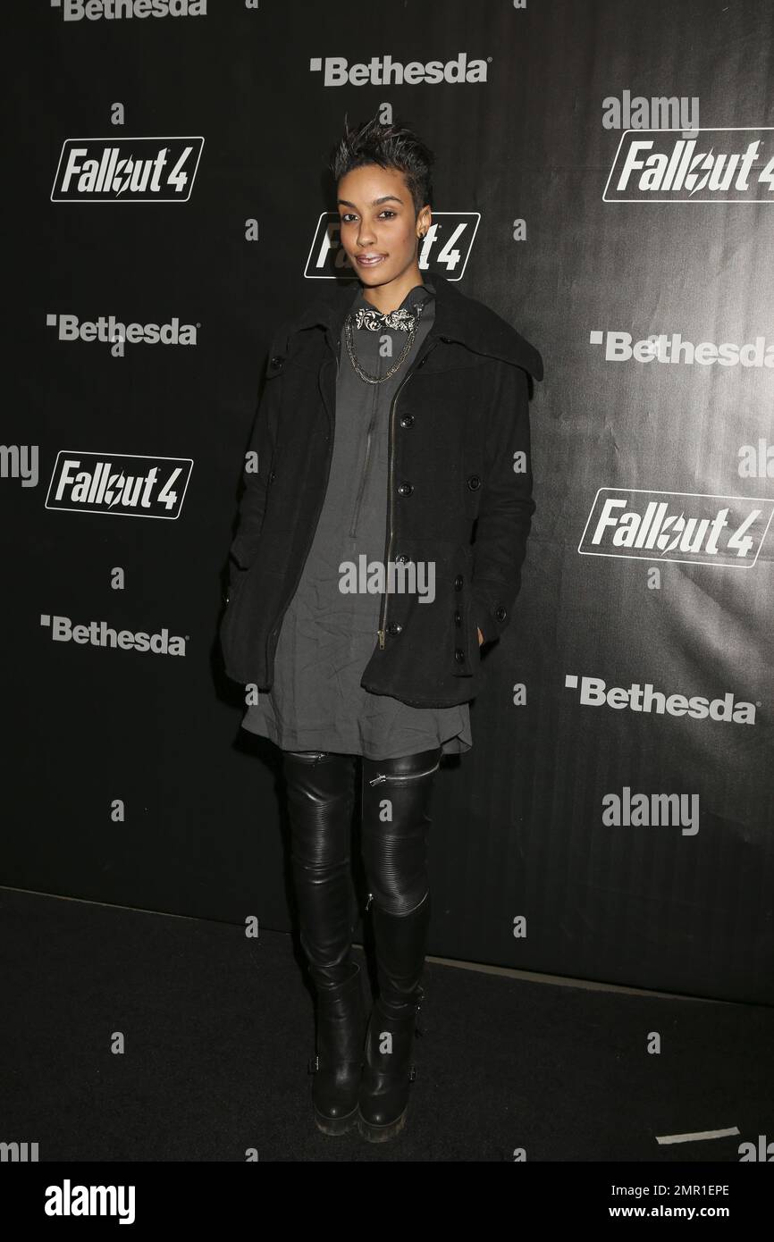 Azmarie Livingston And Raven Symone Kissing