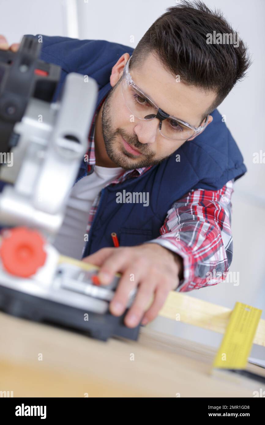 a carpenter using circular saw Stock Photo - Alamy
