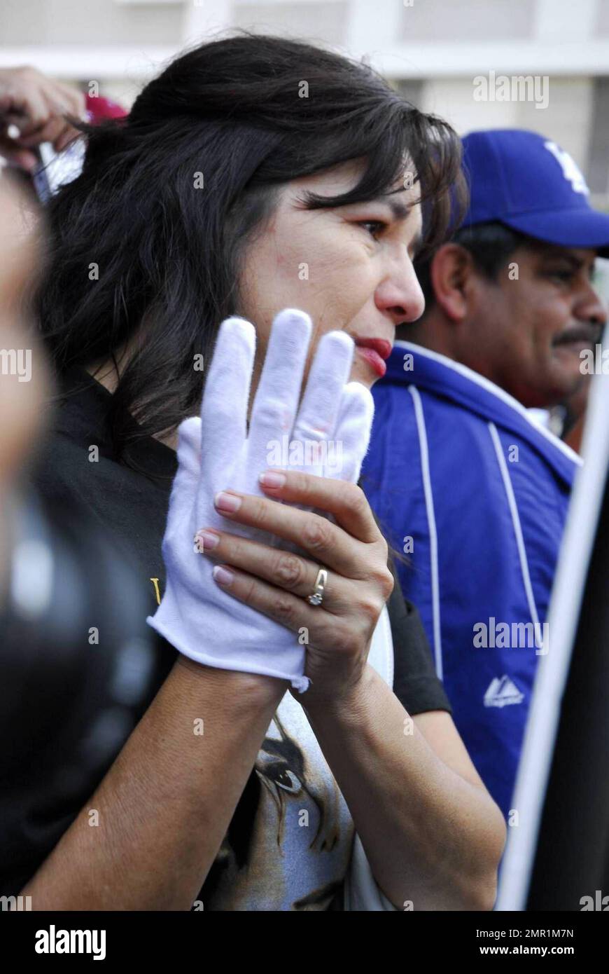 Fans show their love for Michael Jackson outside the Staples Center ...