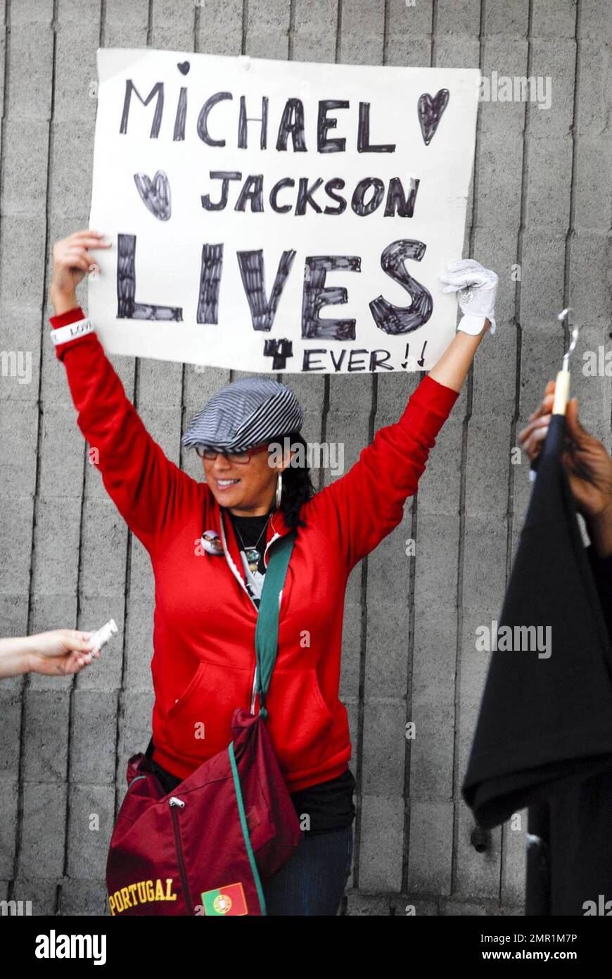 Fans show their love for Michael Jackson outside the Staples Center ...