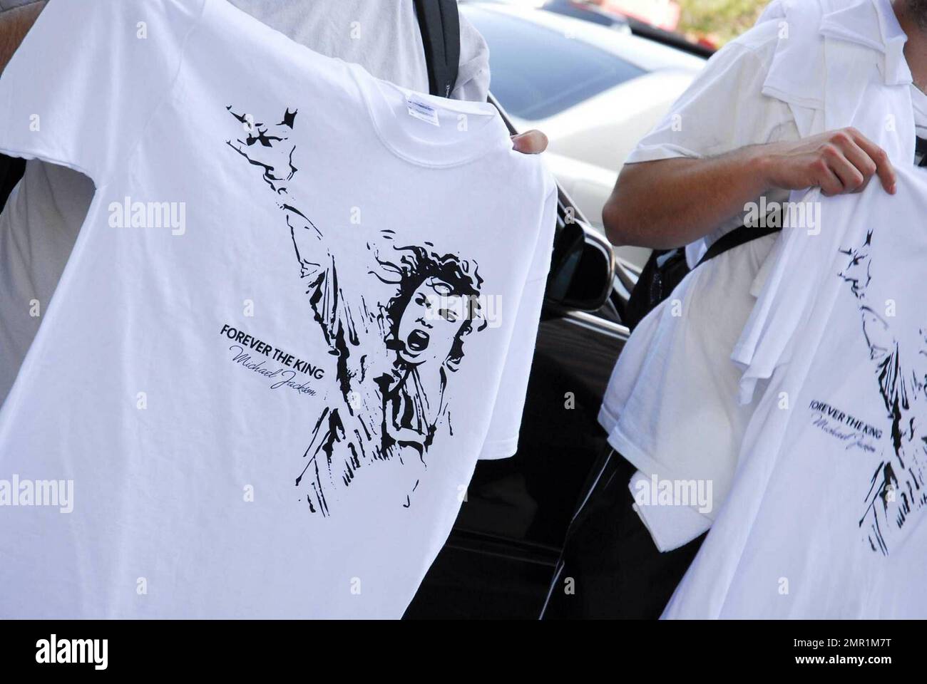 Fans show their love for Michael Jackson outside the Staples Center ...