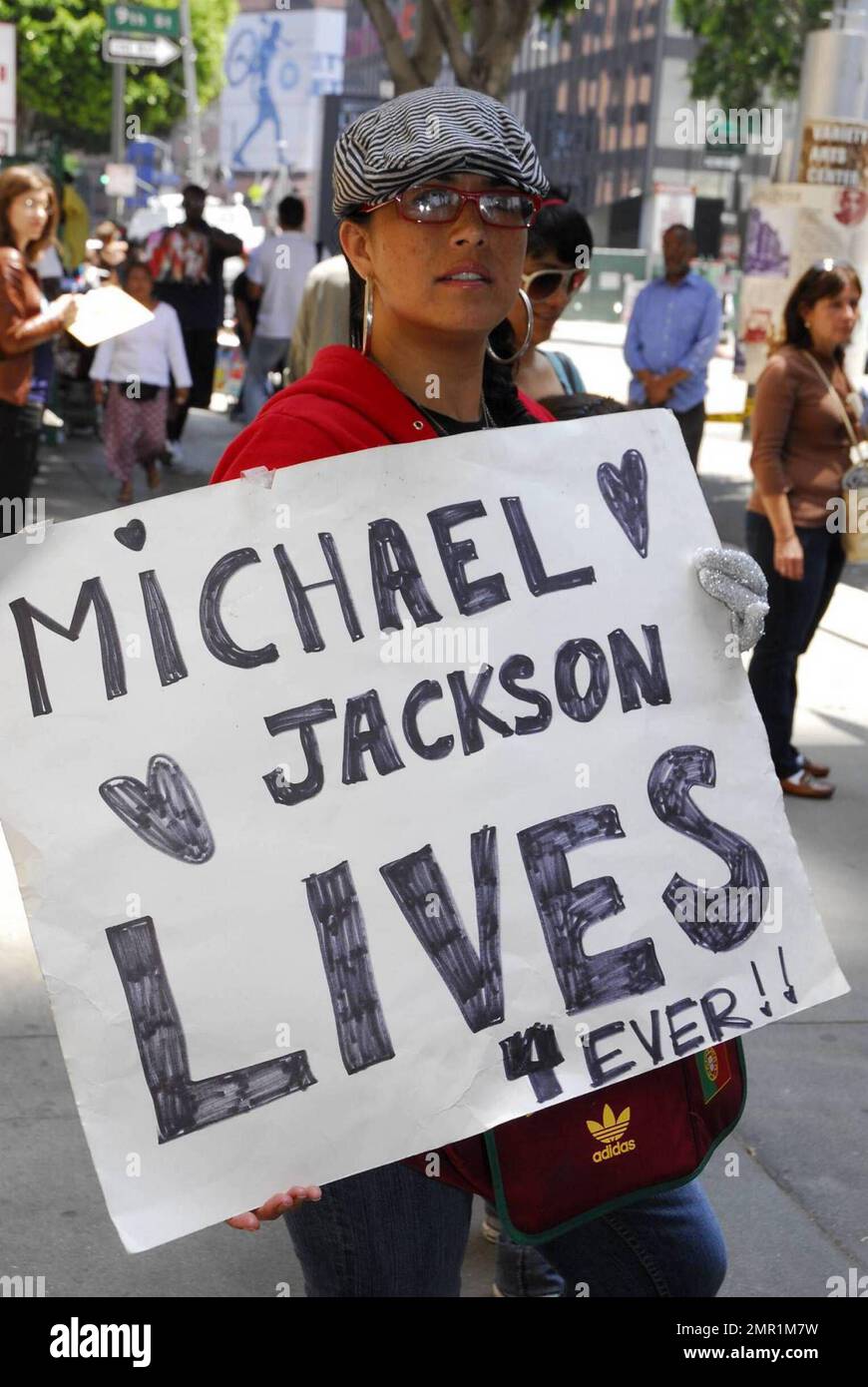 Fans show their love for Michael Jackson outside the Staples Center ...