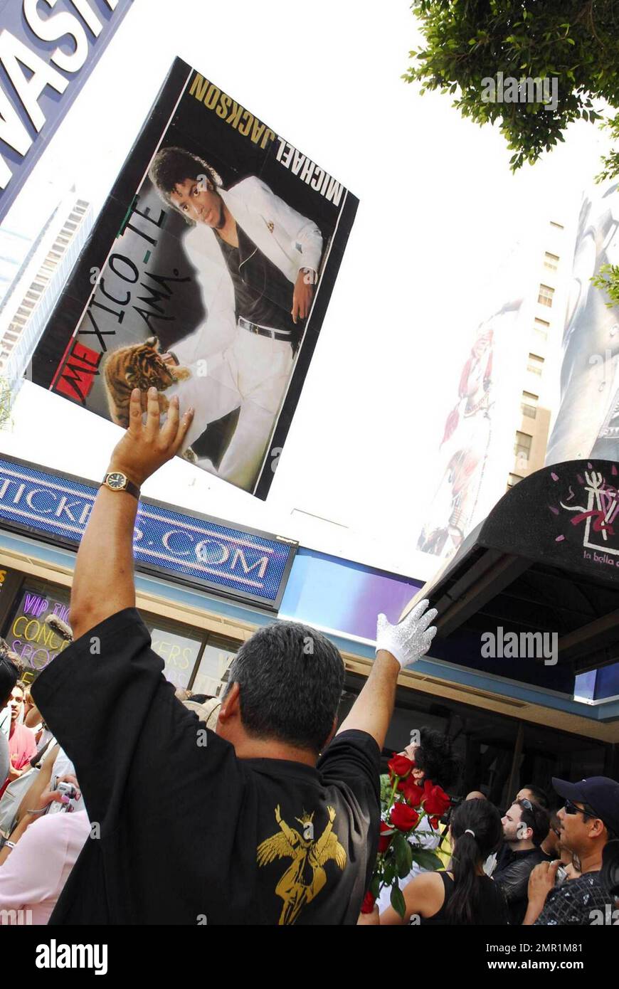 Fans show their love for Michael Jackson outside the Staples Center ...